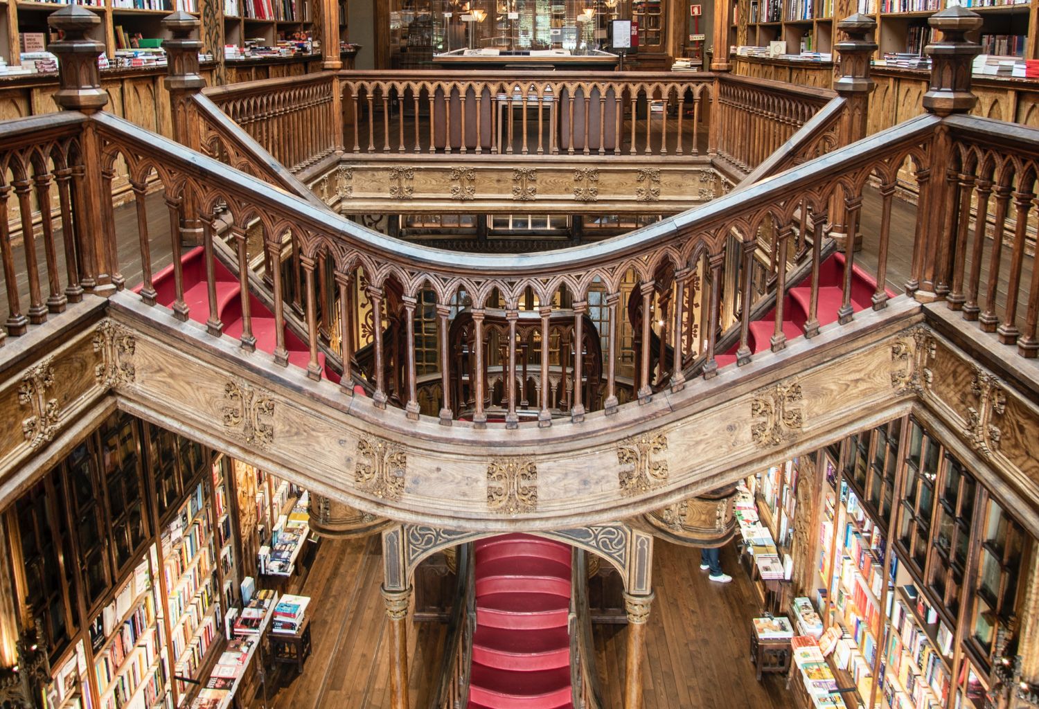 How to Design a Luxurious and Cozy Library in Your Luxury House